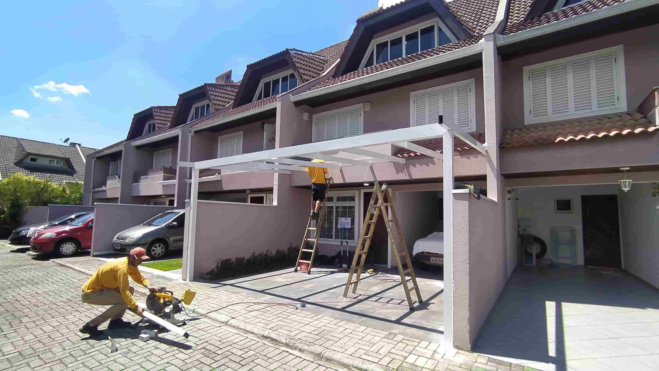 Cobertura Fixa em Vidro para Área da Garagem frontal de sobrado no Uberaba - vvidros.eng.br